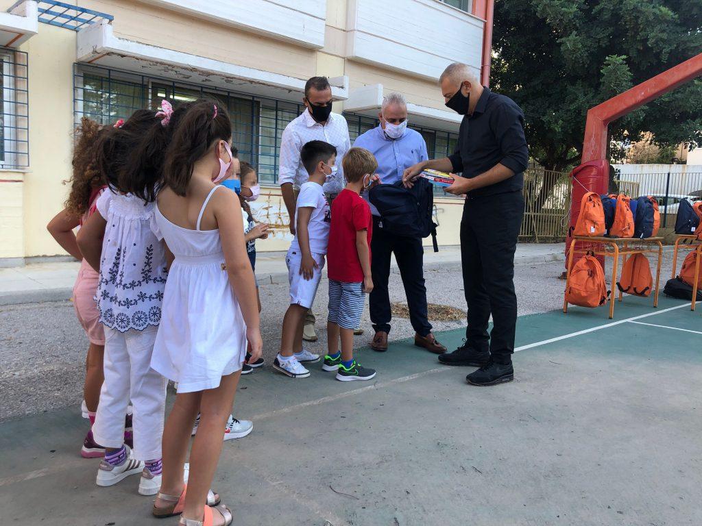 Πειραιάς: Σχολικά είδη στους μαθητές Α' Δημοτικού μοίρασε η ΚΟΔΕΠ