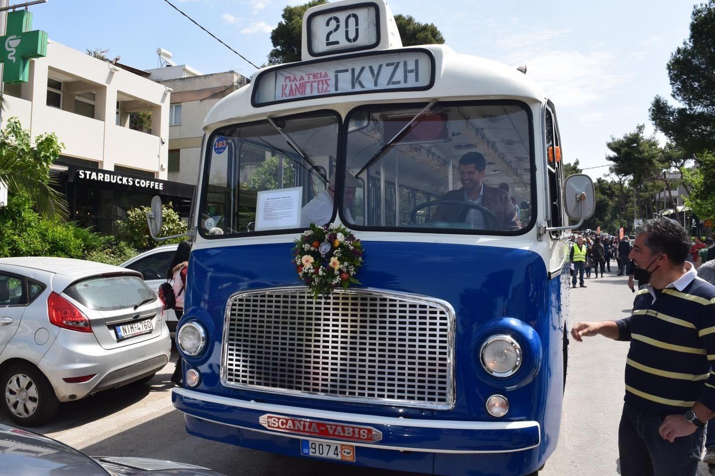 Η αντίκα λεωφόρειο του 1957 στην Ανθοκομική Έκθεση με οδηγό τον ...