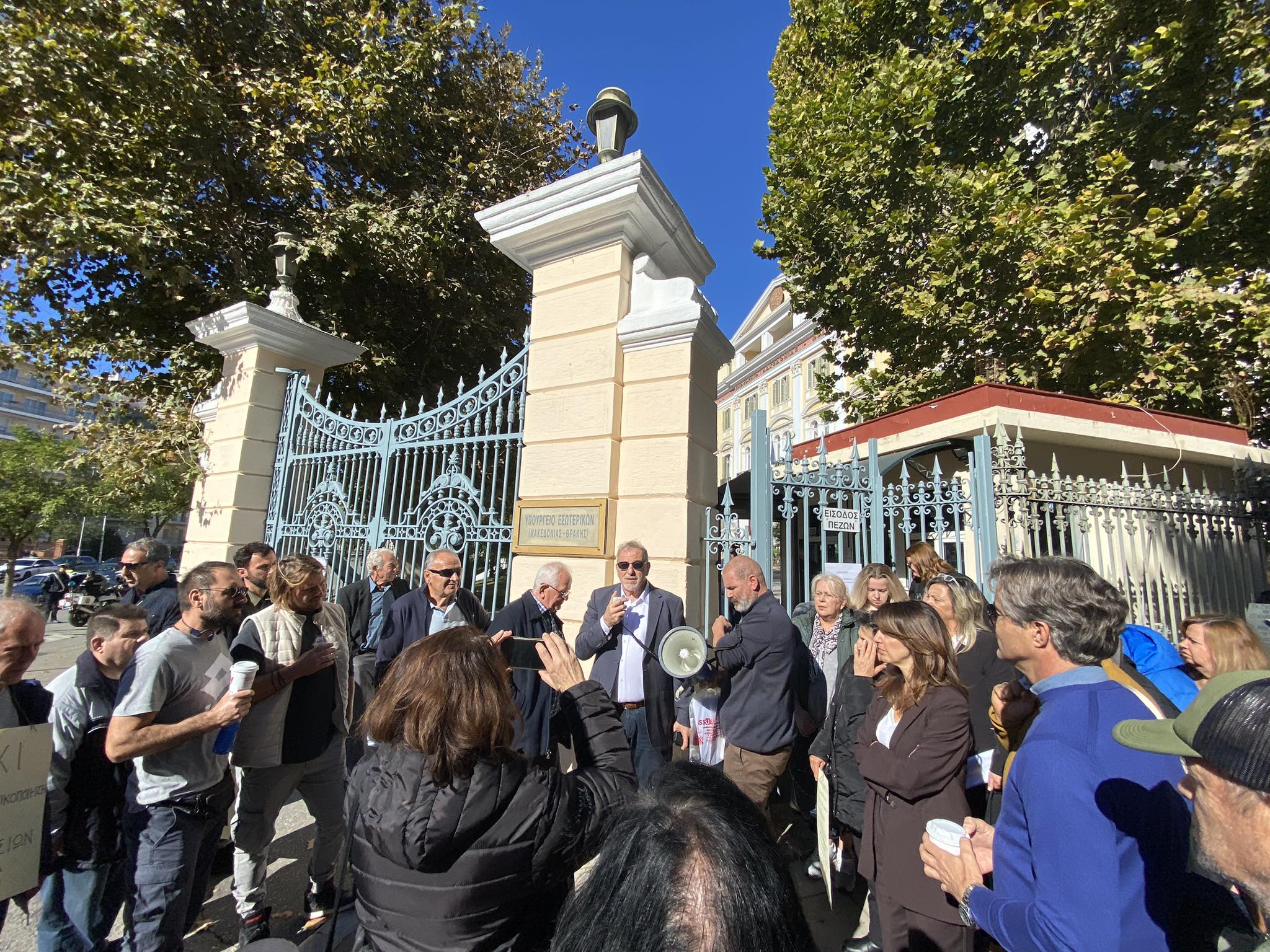 Παράσταση διαμαρτυρίας στο ΥΜΑΘ για το κλείσιμο των ΕΛΤΑ στα Βασιλικά