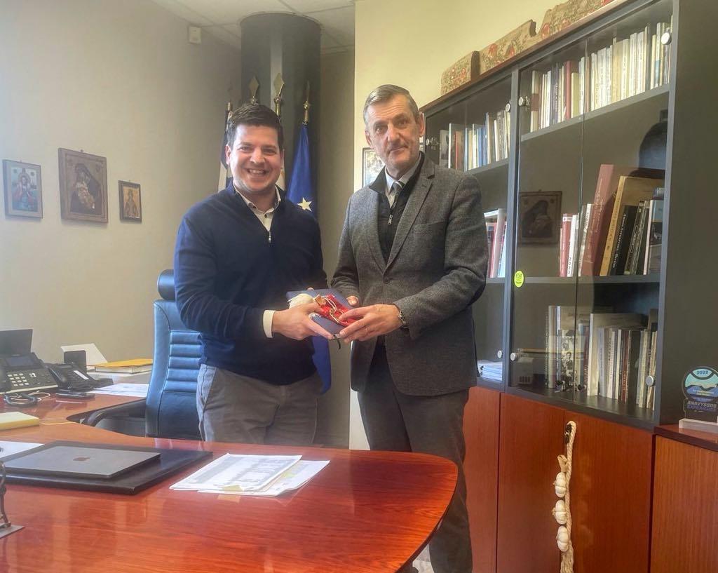 Συνάντηση εργασίας του Δημάρχου Σαρωνικού, Δημήτρη Παπαχρήστου, με τον ...
